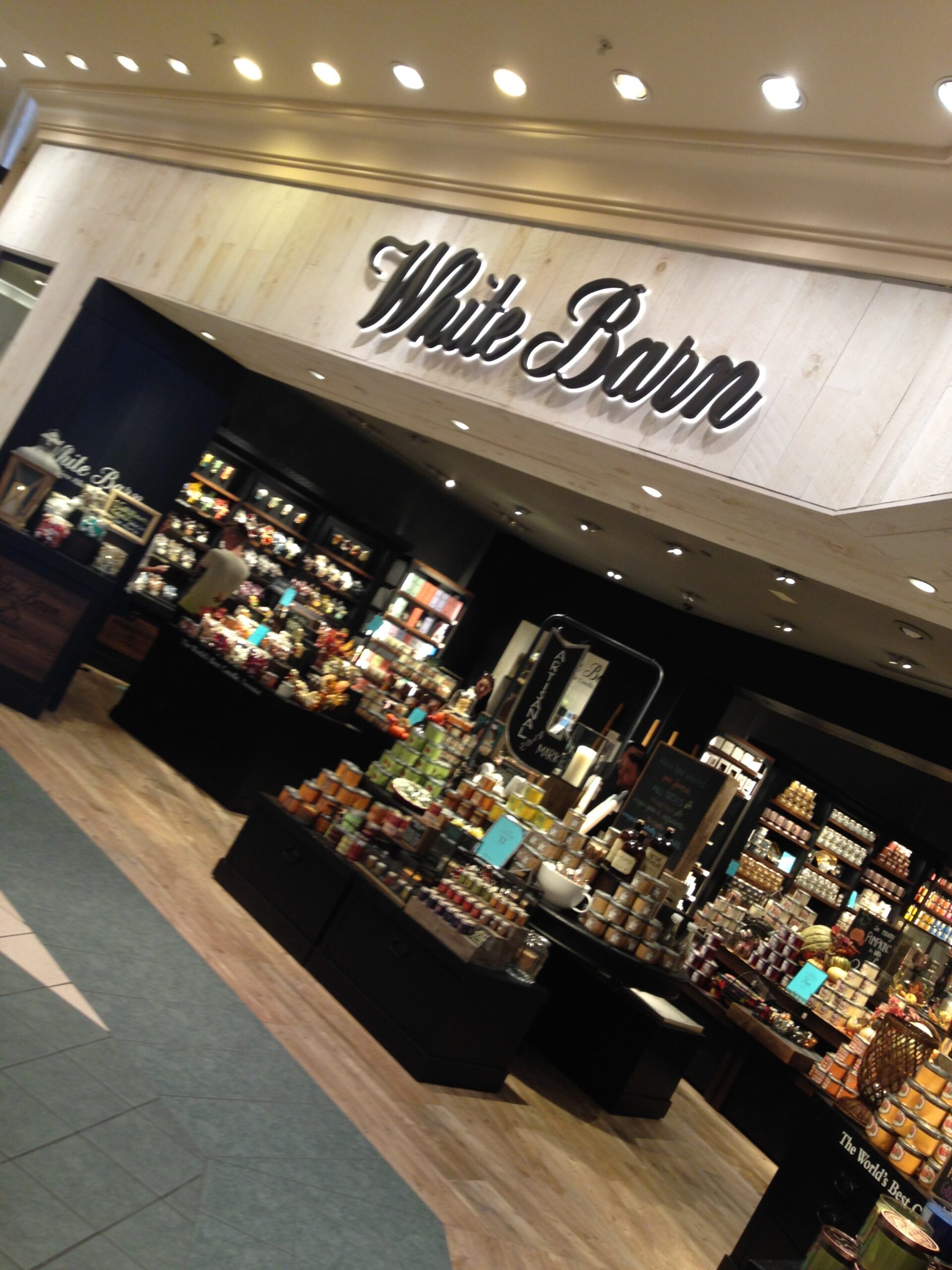 White Barn - ricci alexis